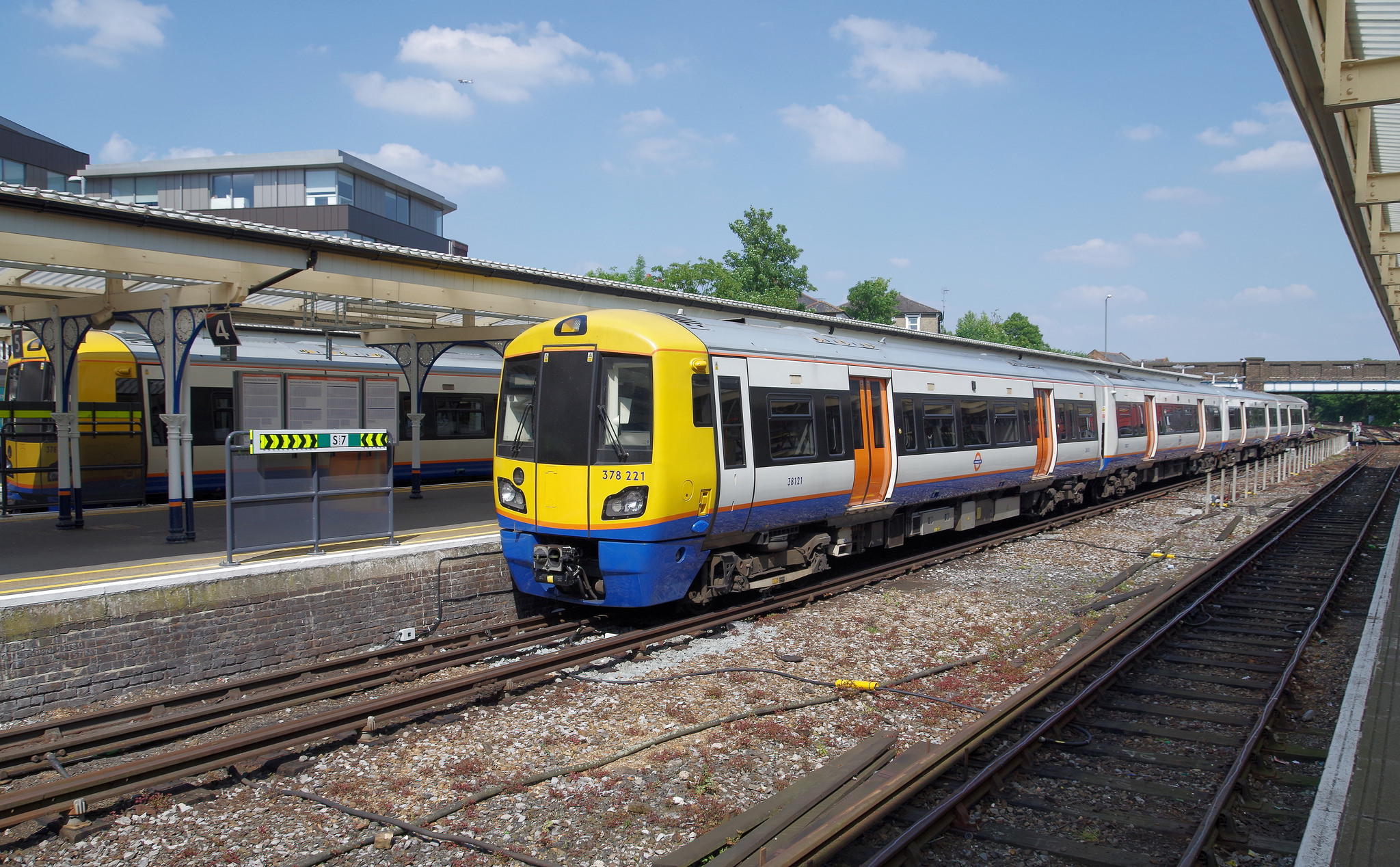 TfL thinks big with aim to install renewables across London estate – pv ...