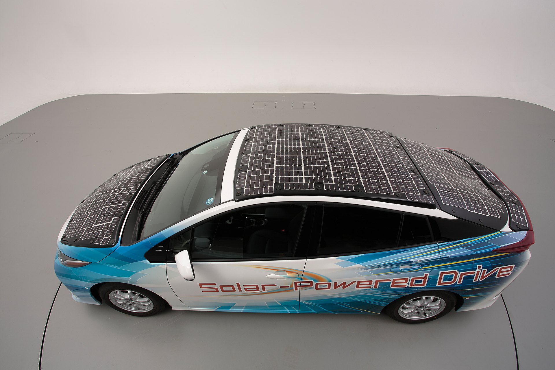 Toyota shows off solar Prius with 860 W output from 34% efficient cells ...