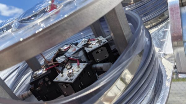 CPV module with improved short-circuit current via microstructured ...