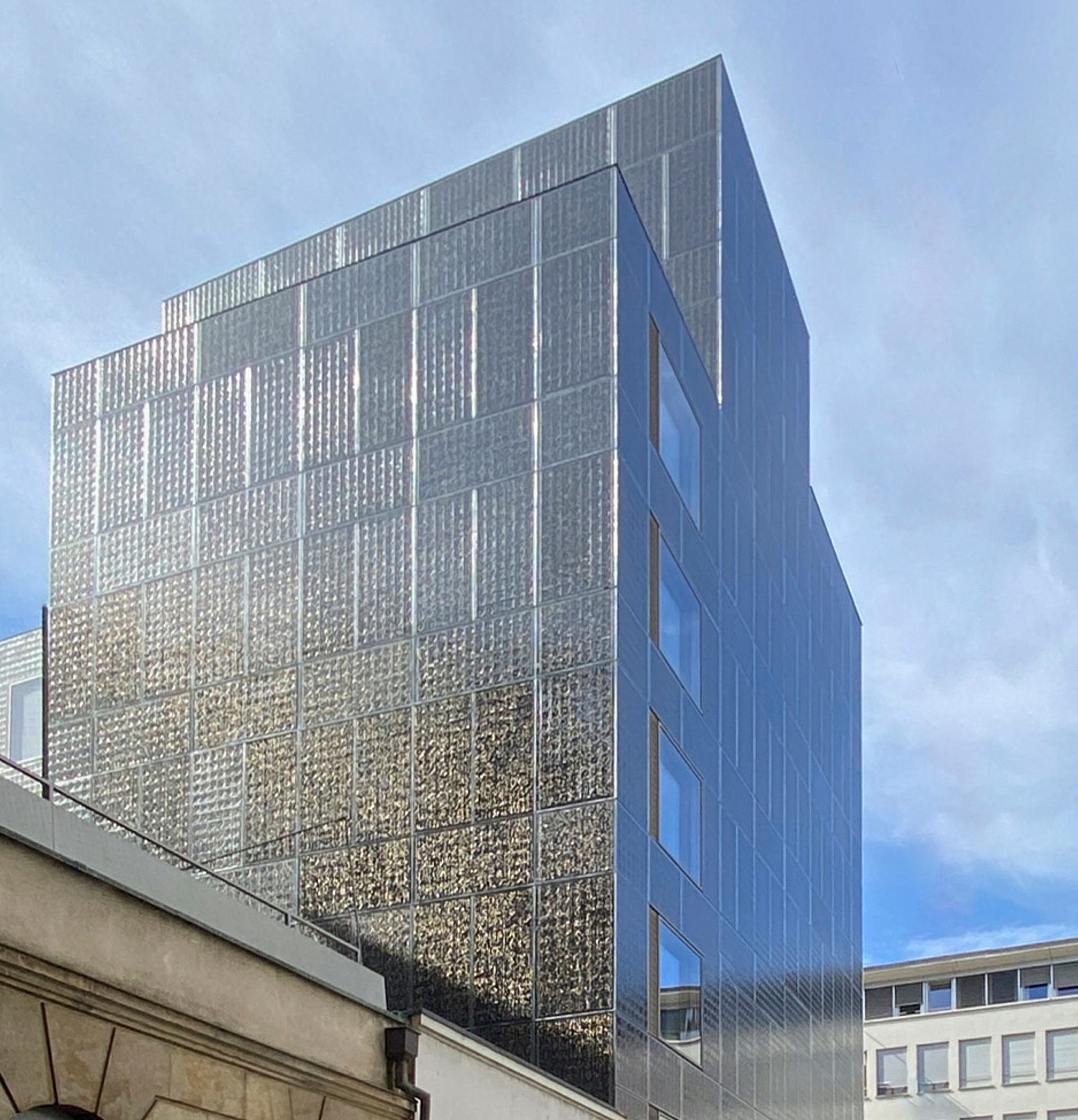 The solar facade with a golden glow - pv magazine Global