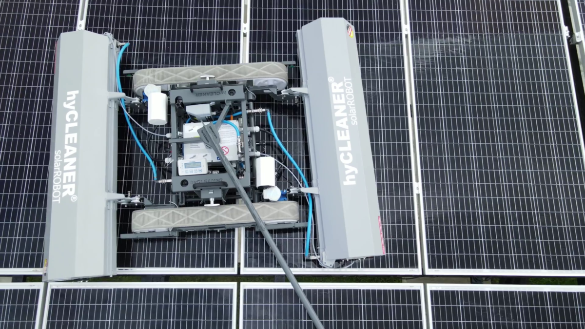 Hydraulic robotic cleaning solutions for ground-mounted solar plants