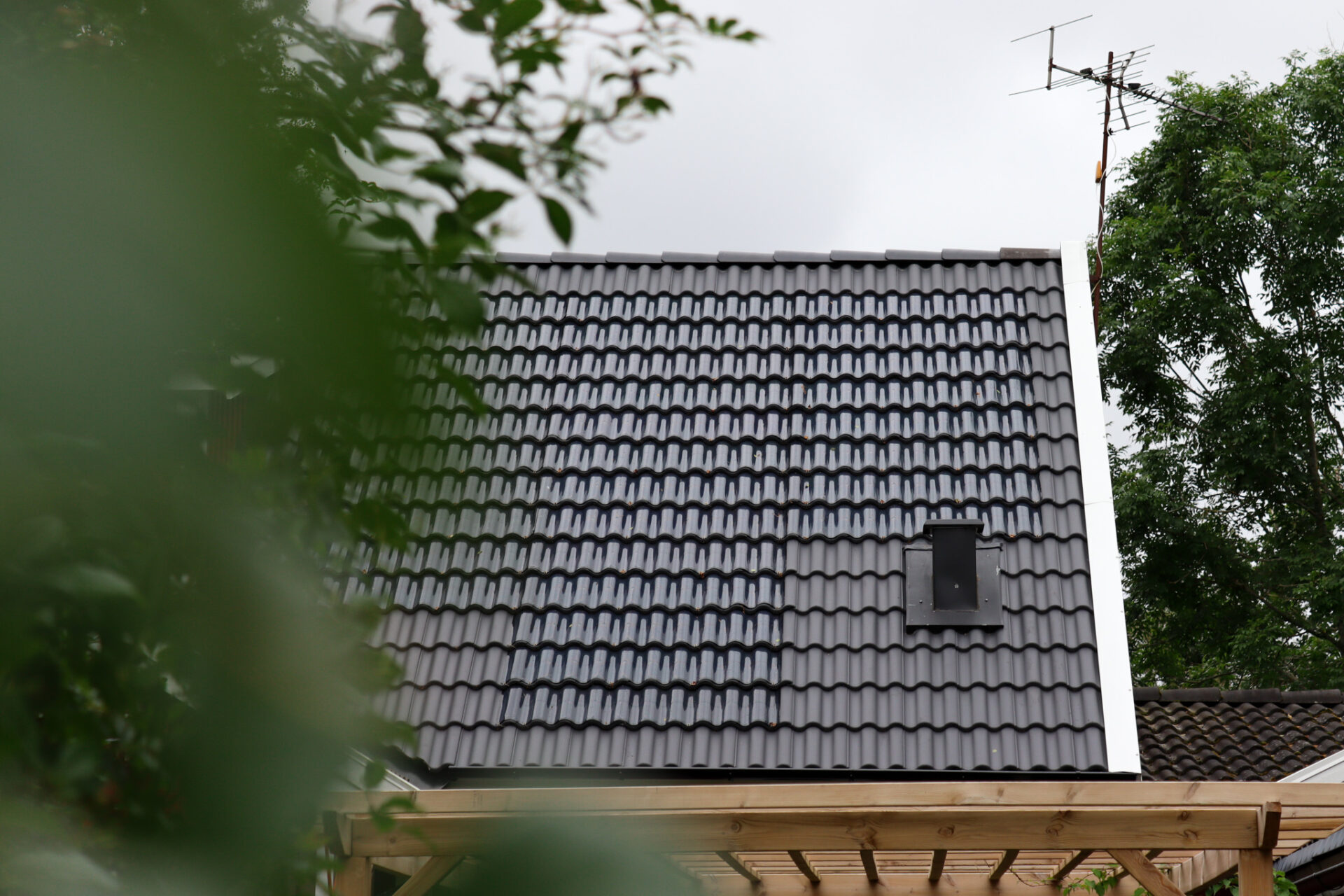 Midsummer, Soprasolar partner on solar cell-integrated roof material ...