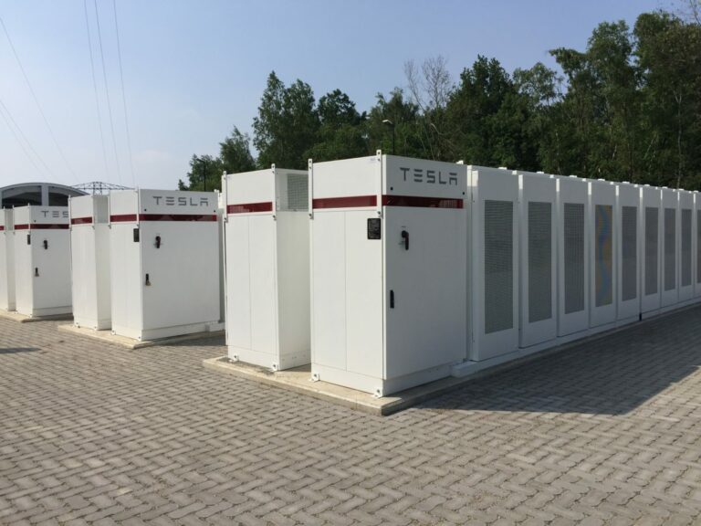 Tesla smashes its own records with big increase in energy storage ...
