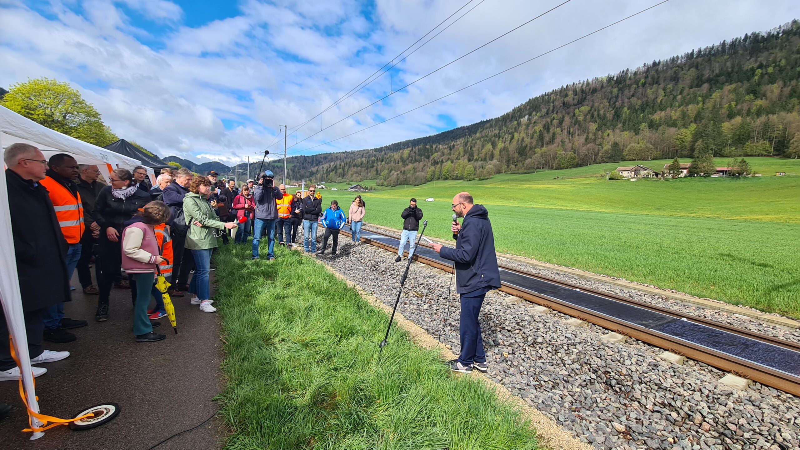Swiss startup inaugurates removable PV plant on railway tracks – pv ...